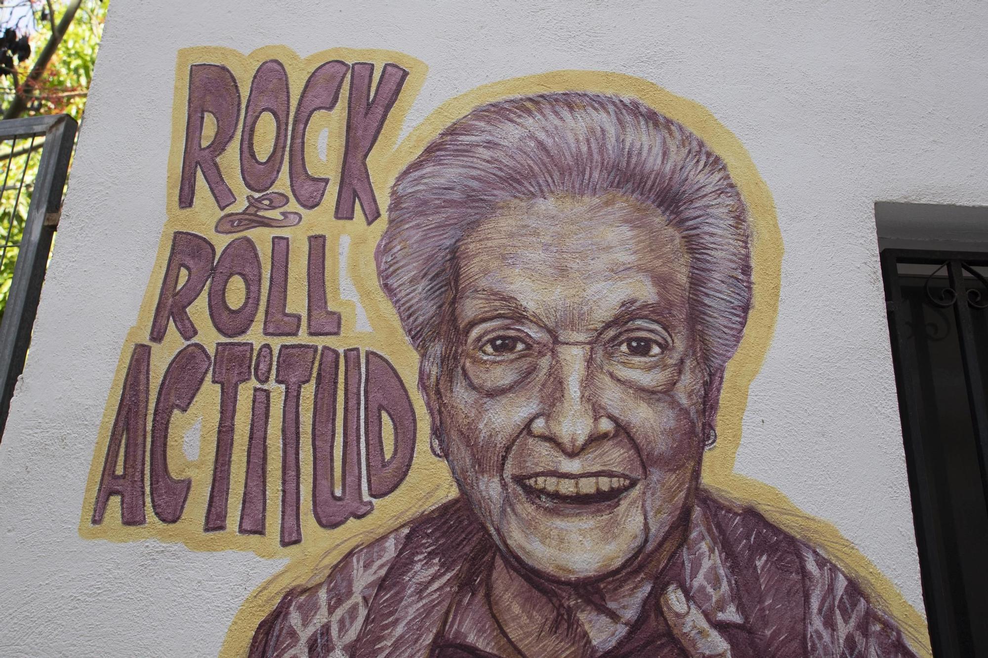 Toni Espinar homenajea a la centenaria África Fabo con un mural