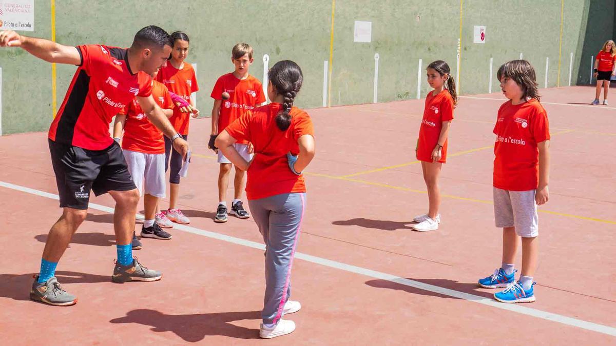 Pilota valenciana en Benidorm: La tradición y cultura se enseña a golpe ...