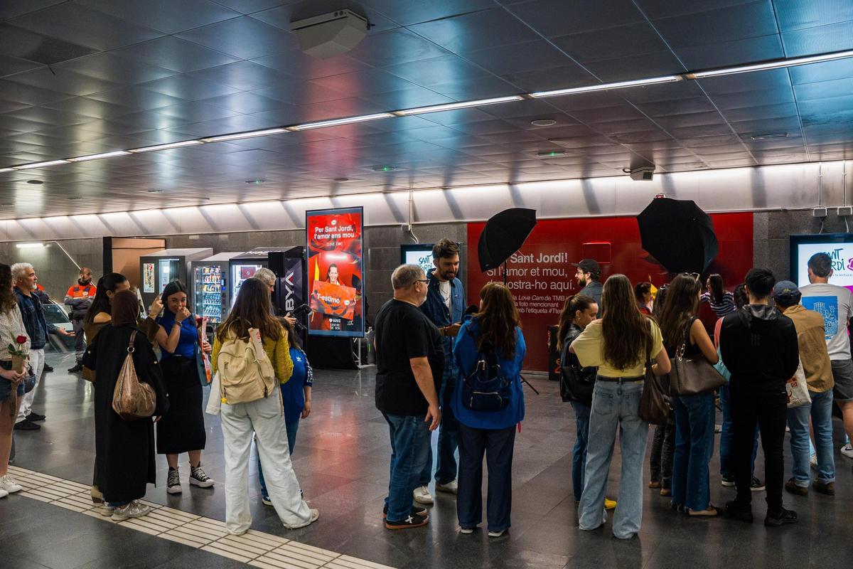 La ‘love cam’ de Sant Jordi: TMB instala cámaras del amor en el metro ...