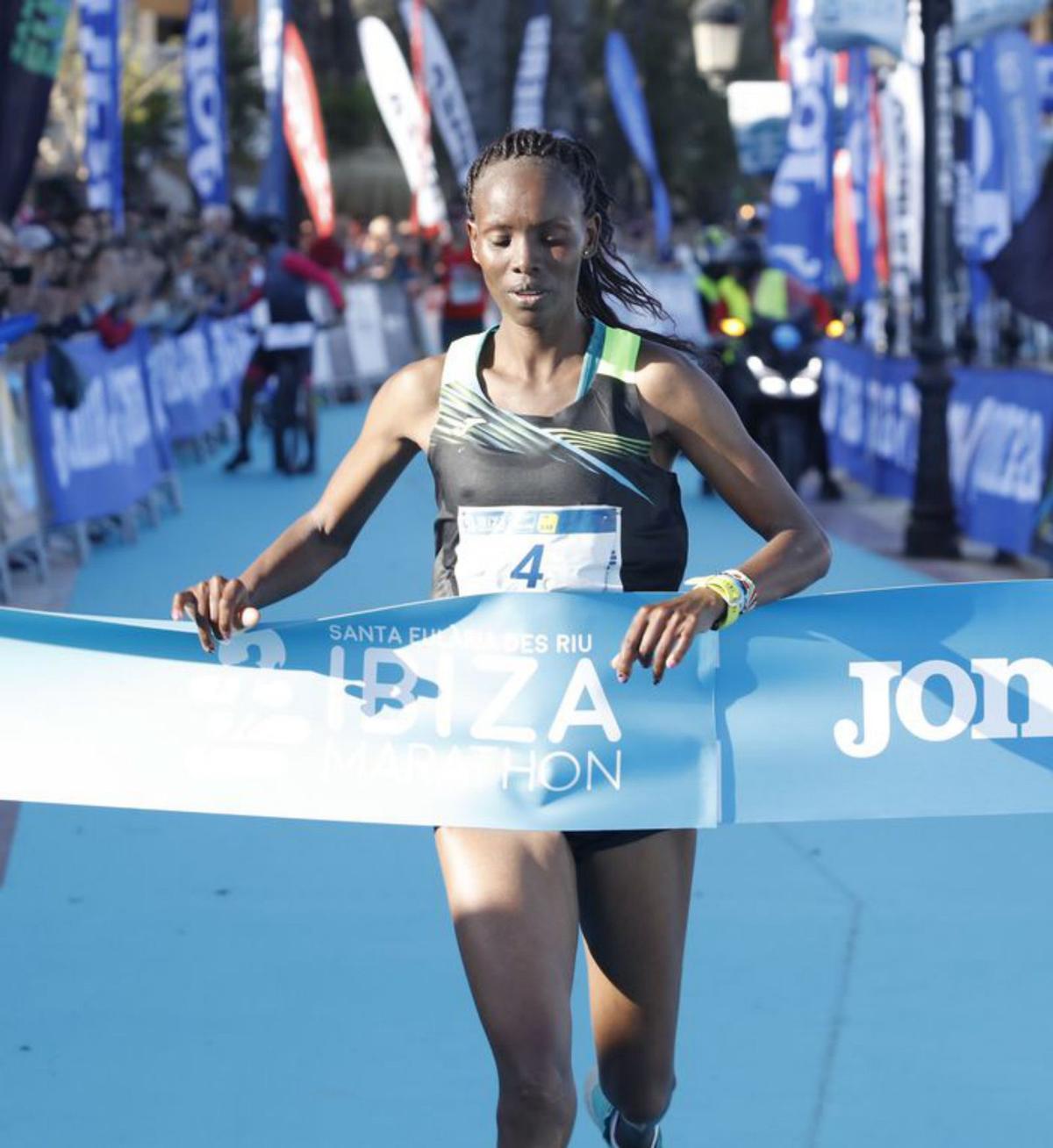 Los kenianos William Cheboi y Monica Cheruto reinan en la distancia maratón