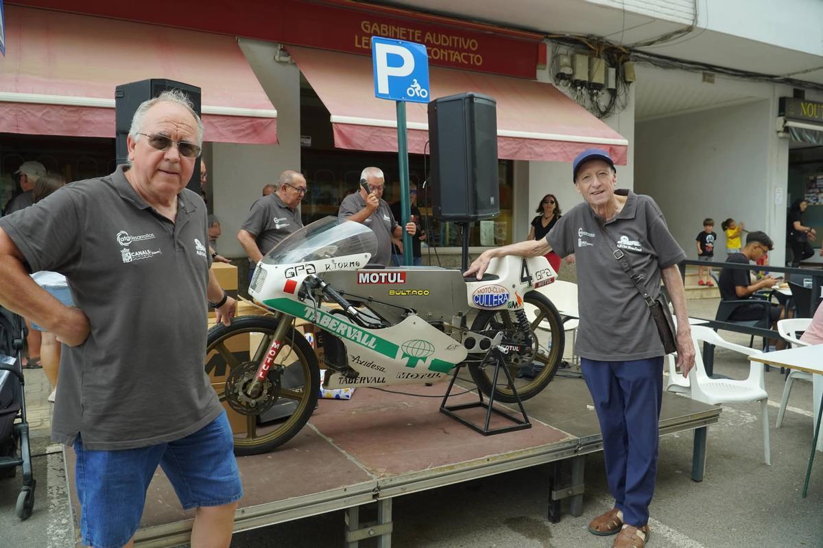 Más de 500 aficionados homenajean a Ricardo Tormo en la XVII Matinal Motera