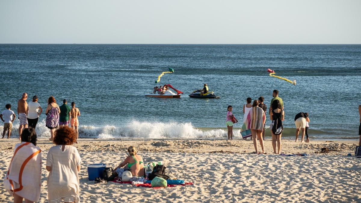 Rescatados seis menores de una pedaleta en la playa de Major