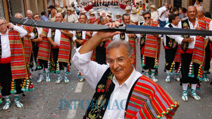 Una escuadra de la comparsa Maseros, en el transcurso de la Entrada.