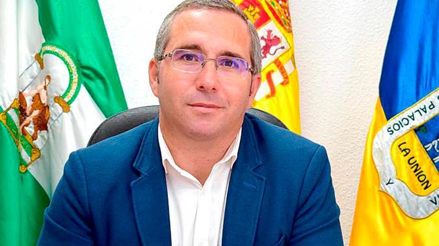 El alcalde de Los Palacios recibe por fin el alta hospitalaria