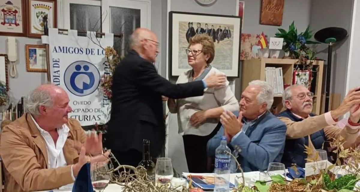 La illense Esther Álvarez, primera mujer que ingresa en la Cofradía de ...