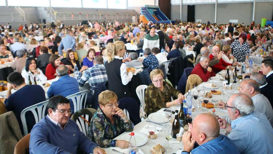 El alcalde Carlos Viéitez exhibe su fortaleza política en el almuerzo navideño de Veciños de Meaño