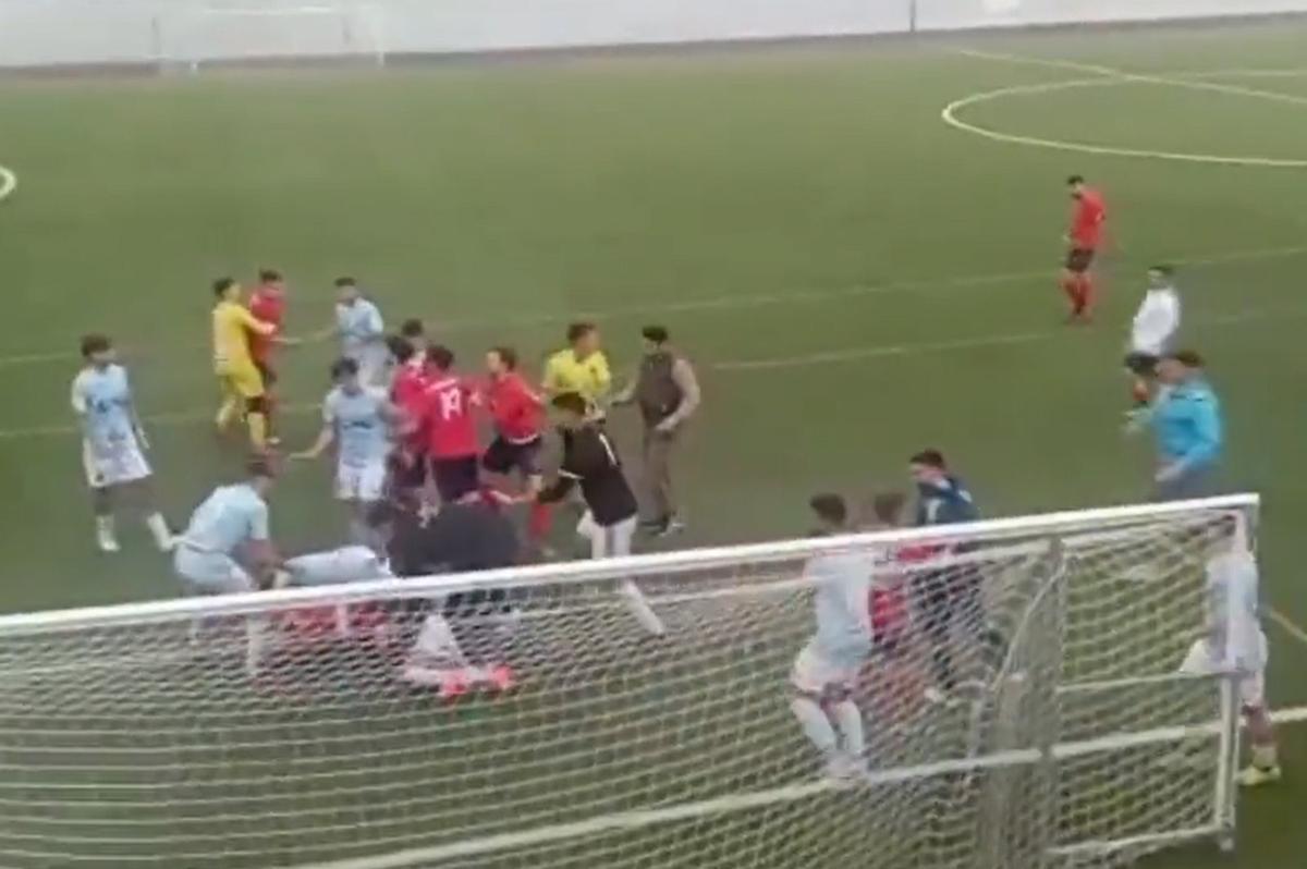 Violencia en el fútbol: una trifulca obliga a suspender el partido ...