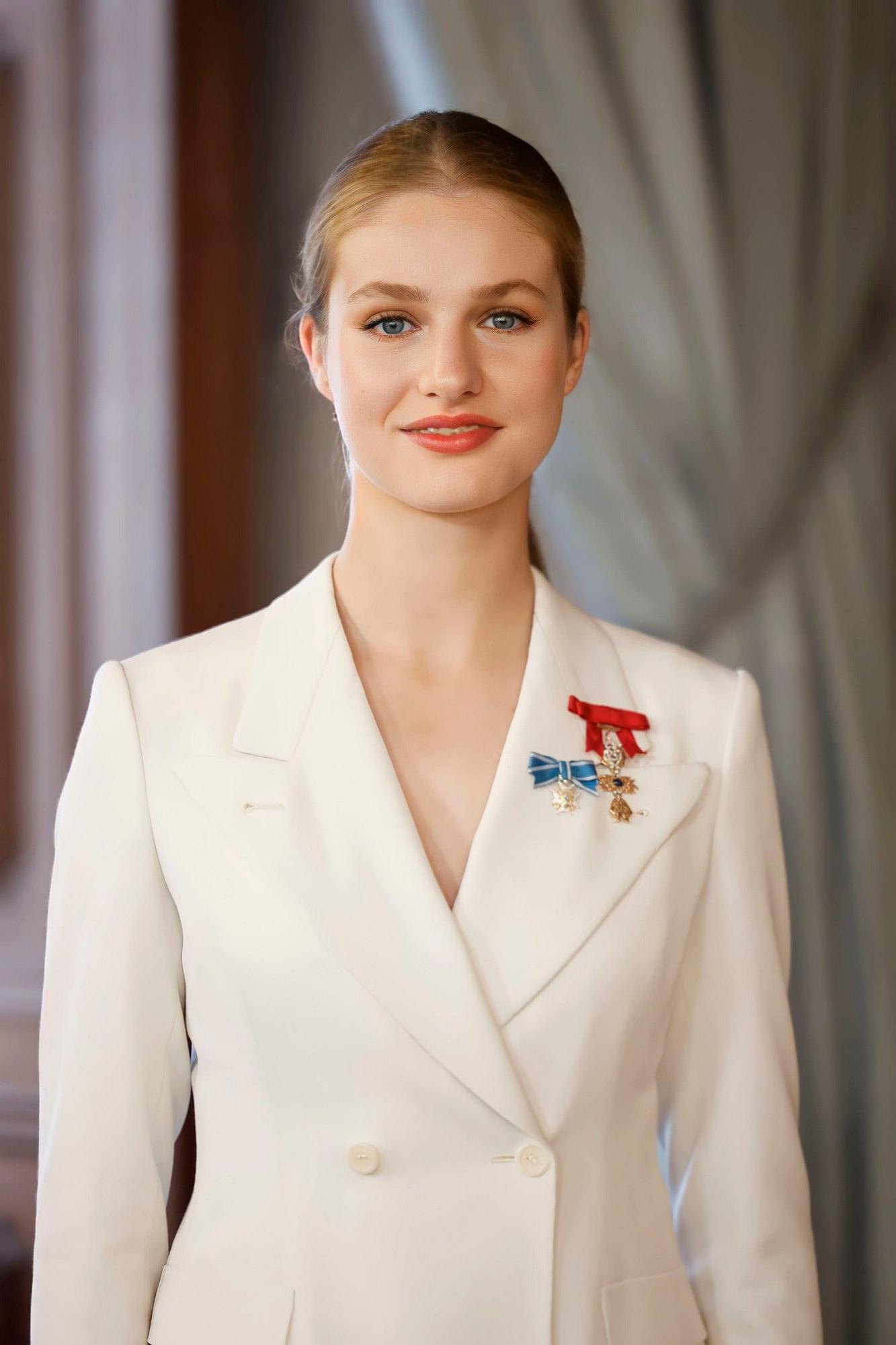 NUEVOS RETRATOS CASA REAL: La infanta Sofía y la princesa Leonor renuevan sus retratos oficiales ...