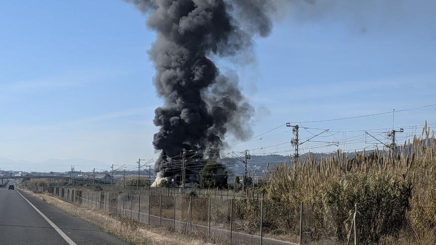 Un incendio deja una gran columna de humo visible desde Castelló - El ...