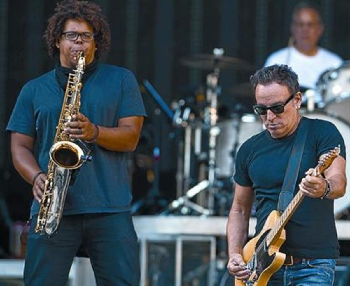 Jake Clemons rinde honores a su tío Clarence