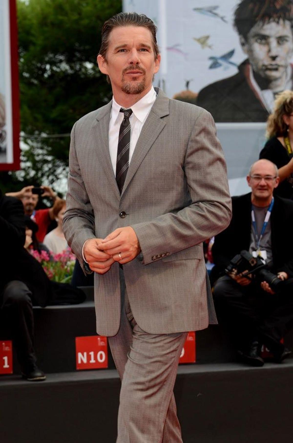 Milla Jovovich presume de tripa en la alfombra roja de Venecia - Cuore