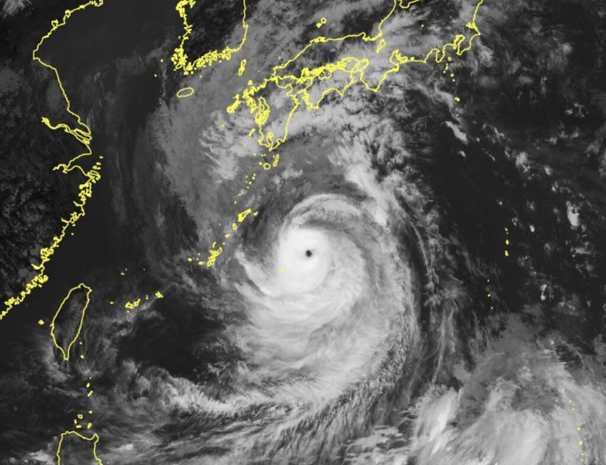 Un tifón con riesgo de tormentas sin precedentes amenaza Japón