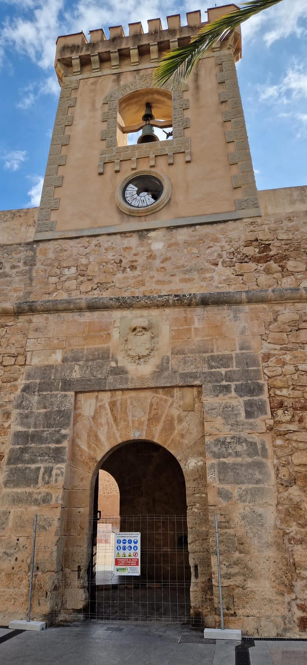 Santa Pola restaura las puertas del Castillo y el reloj de la fachada