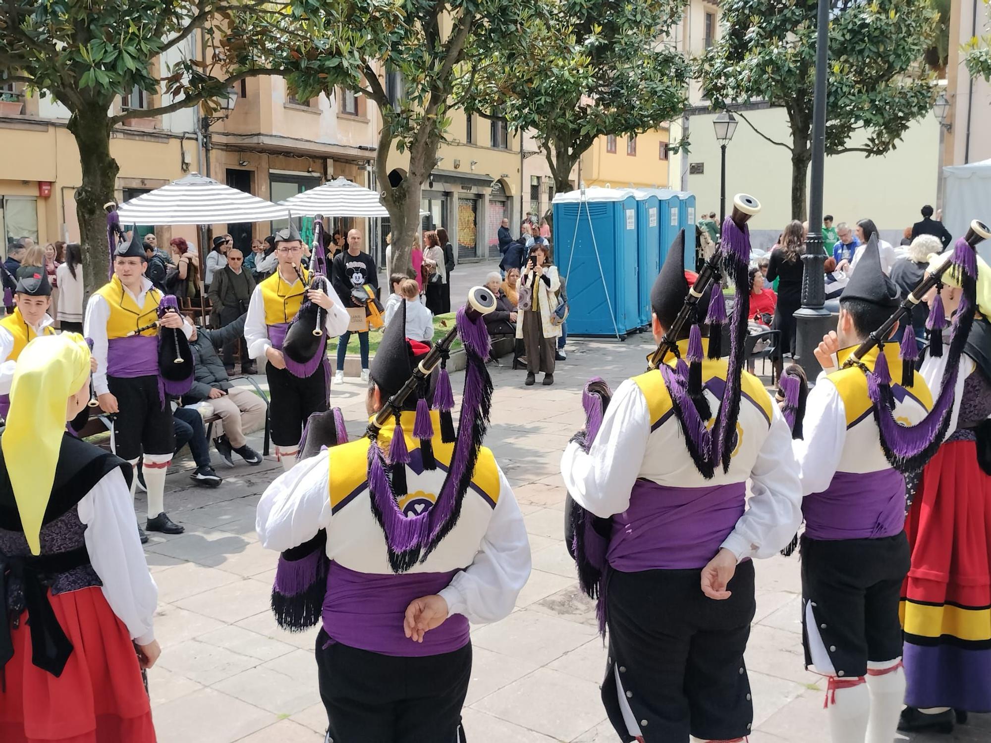 Comida en la calle durante las fiestas del Oviedo Antiguo