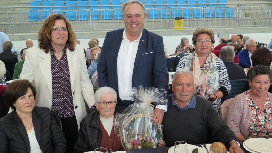 José Manuel López Varela hace campaña en la fiesta de los mayores