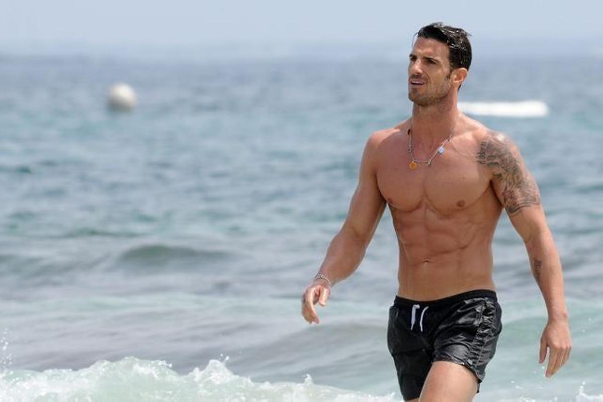 Aitor Ocio luce cuerpazo en la playa - Cuore