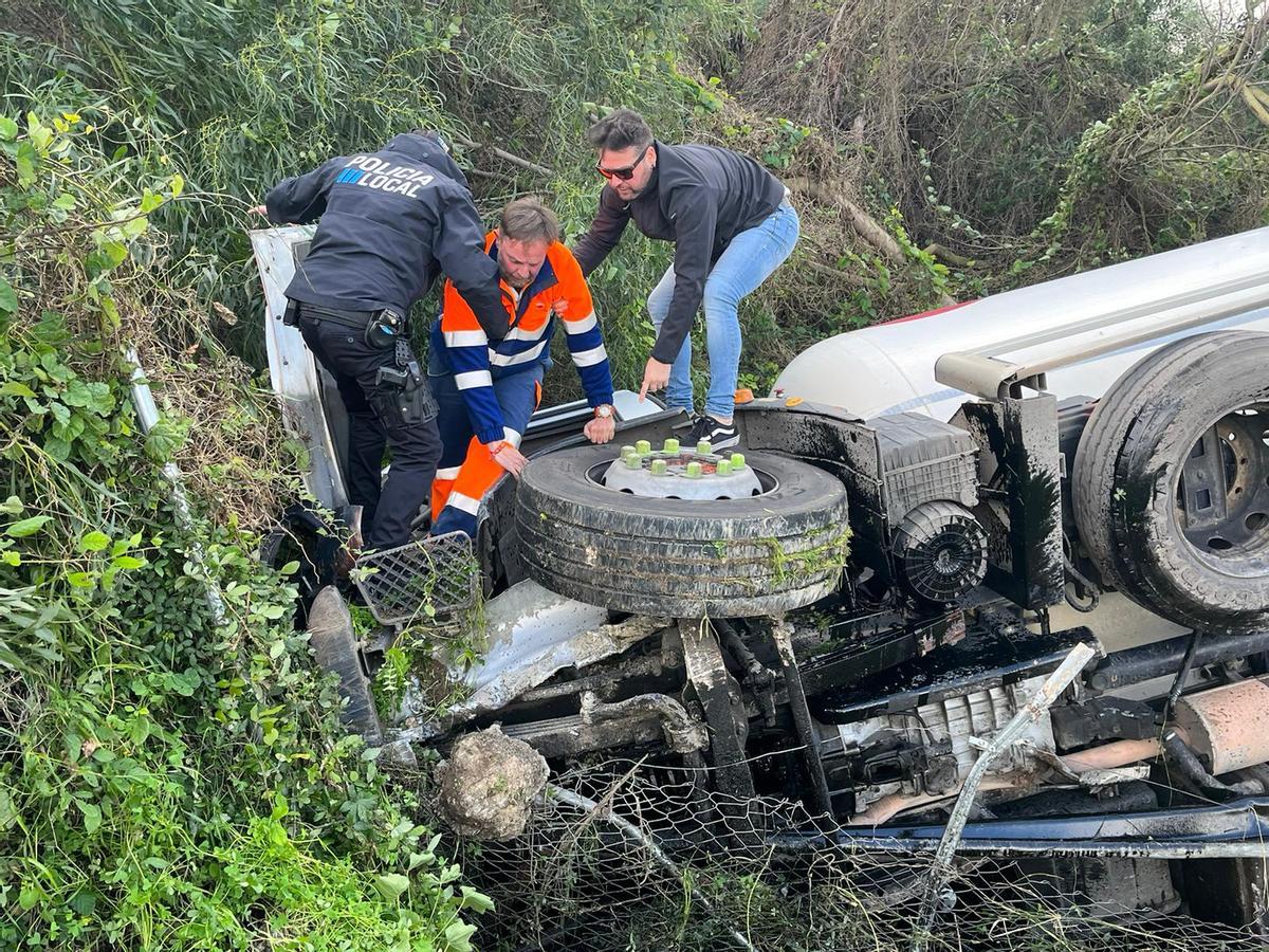 Alarma en Alcúdia al volcar un camión cargado de gas propano - Diario ...