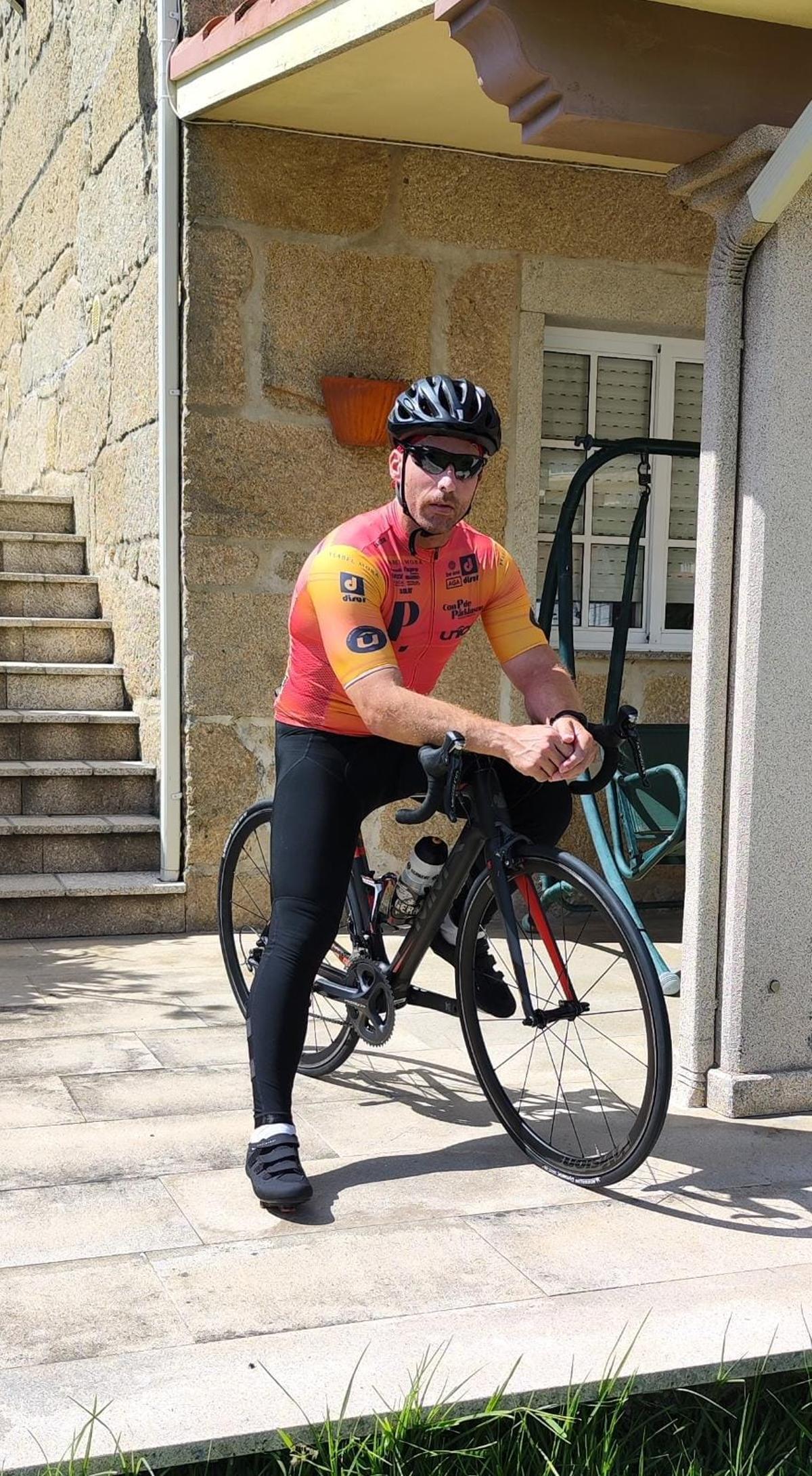 EL PÁRKINSON EN O MORRAZO: El ciclista Óscar Pérez en Moaña