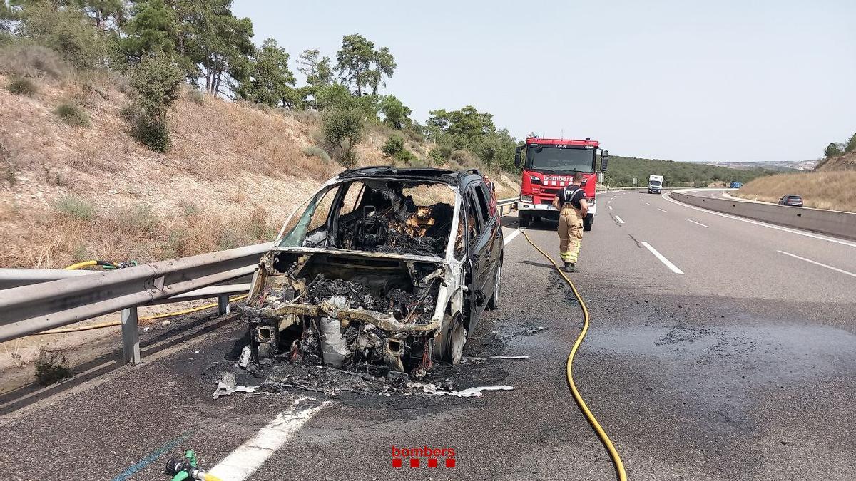 Crema un cotxe en plena carretera a la C-25, a Calonge de Segarra - Regió7