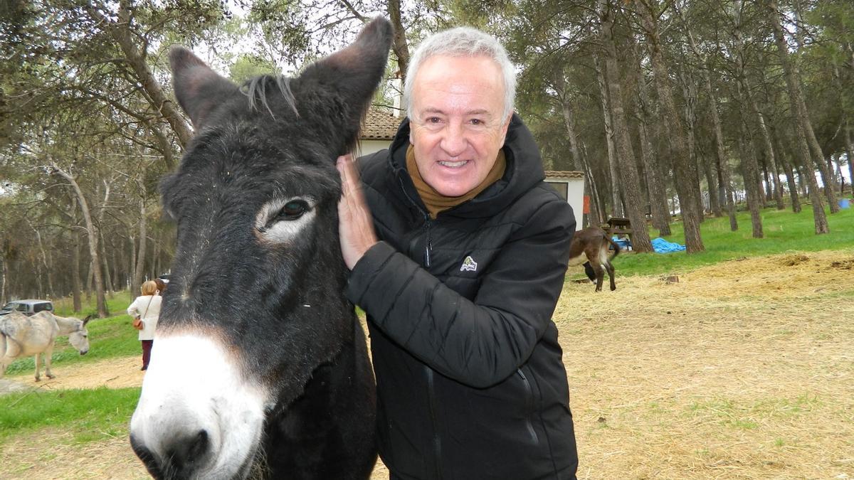 BURROS DE ADEBO | El actor Carlos Hipólito apadrina un burrito en Rute