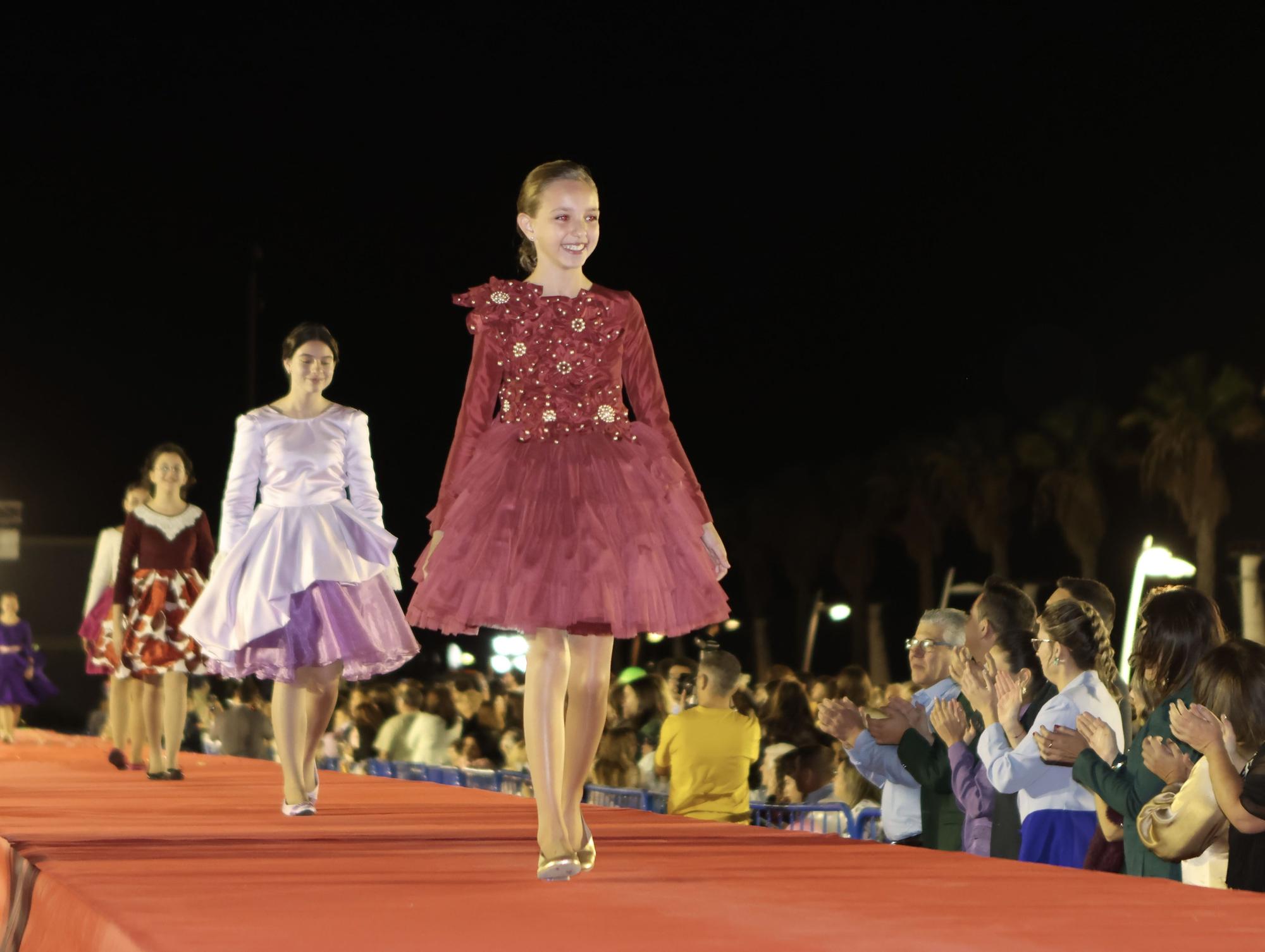 Las candidatas a Bellea del Foc Infantil brillan en la pasarela del Puerto