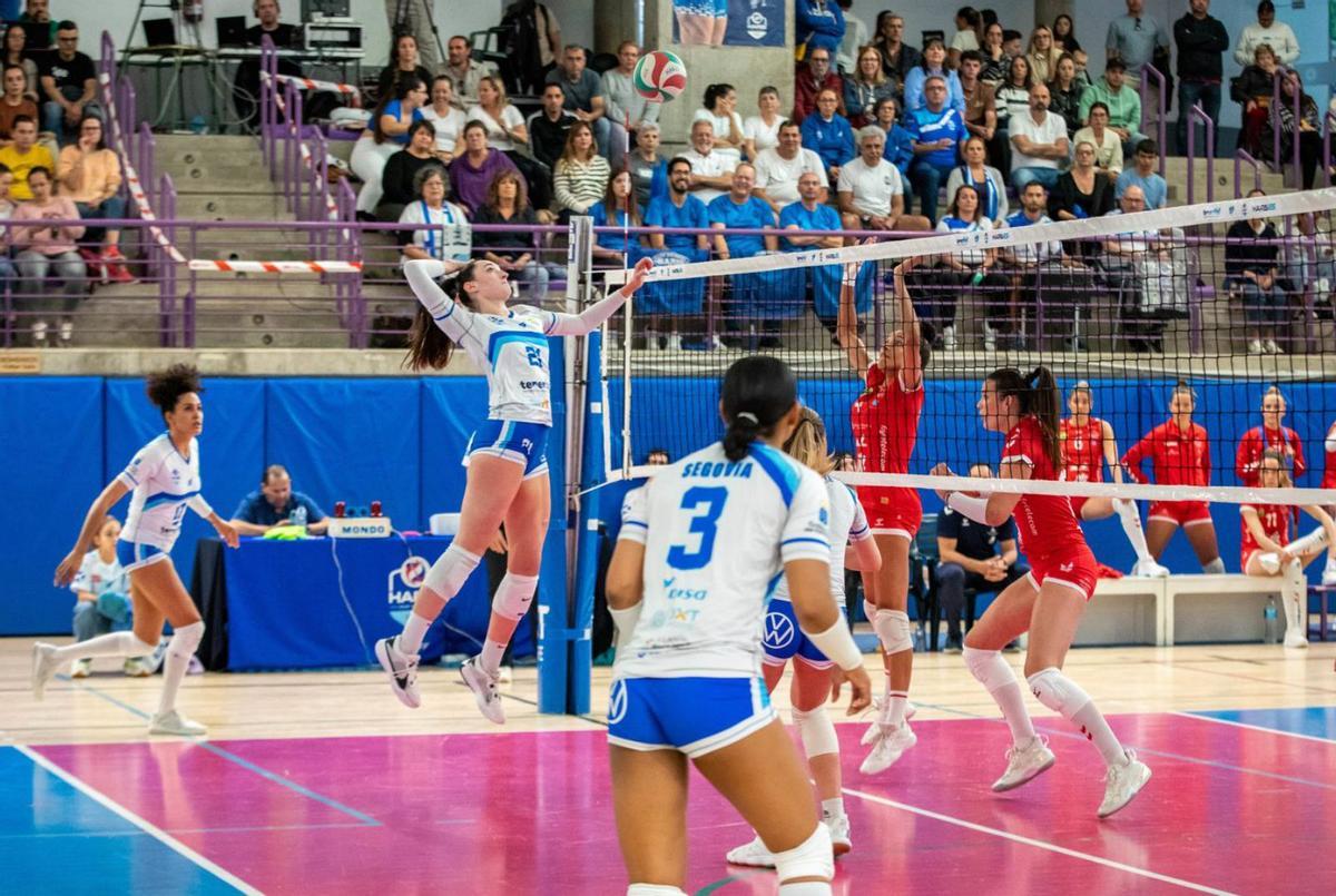 VOLEIBOL: El Avarca fuerza el tercer partido