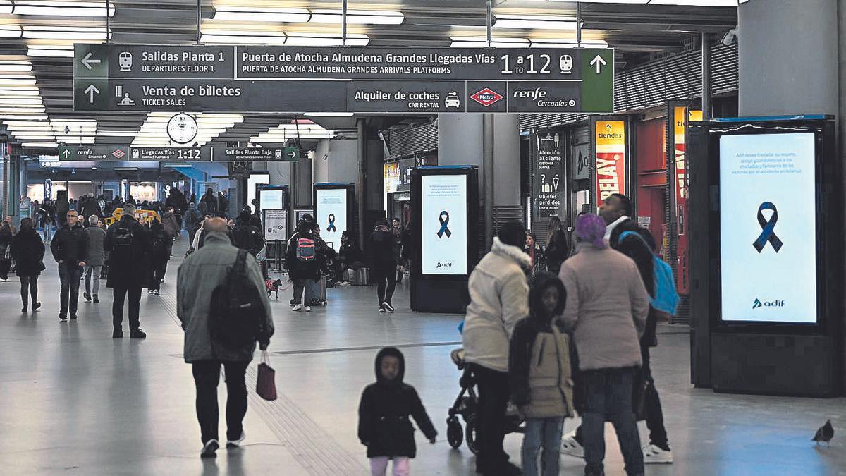 TRAGEDIA TRENES | El silbato de los trenes suena en Atocha en homenaje ...