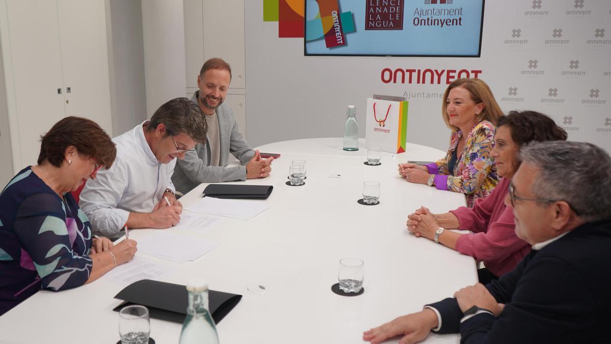 La AVL y Ontinyent firman por la promoción del valenciano