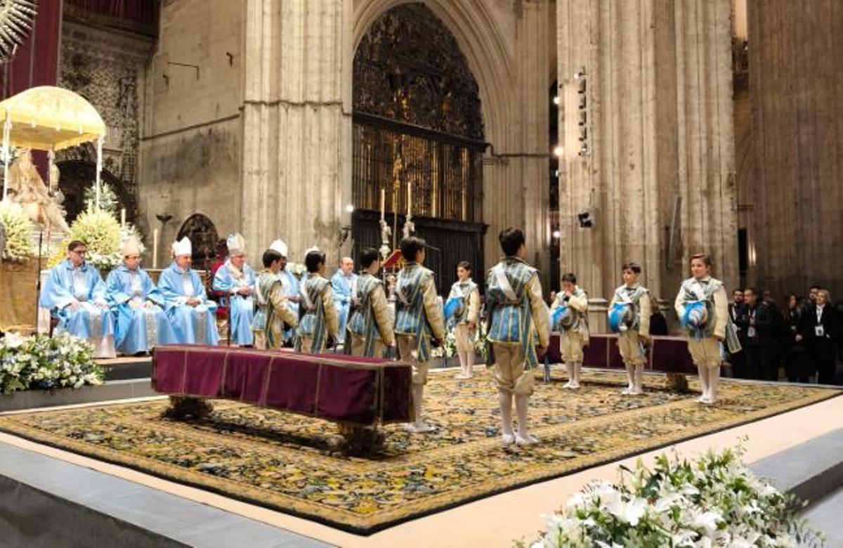 SEISES SEVILLA | Los Seises bailan en la Catedral de Sevilla durante la ...