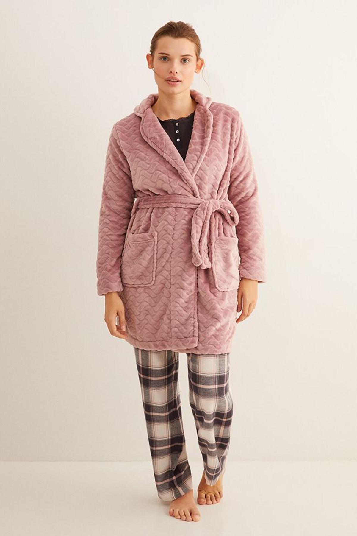 Laura Escanes tiene la bata rosa polar por la que no querrás salir de ...