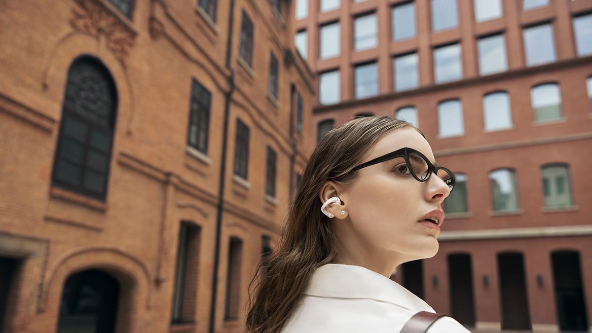 Tenemos una buena noticia: los auriculares que parecen ear cuff, y que ...