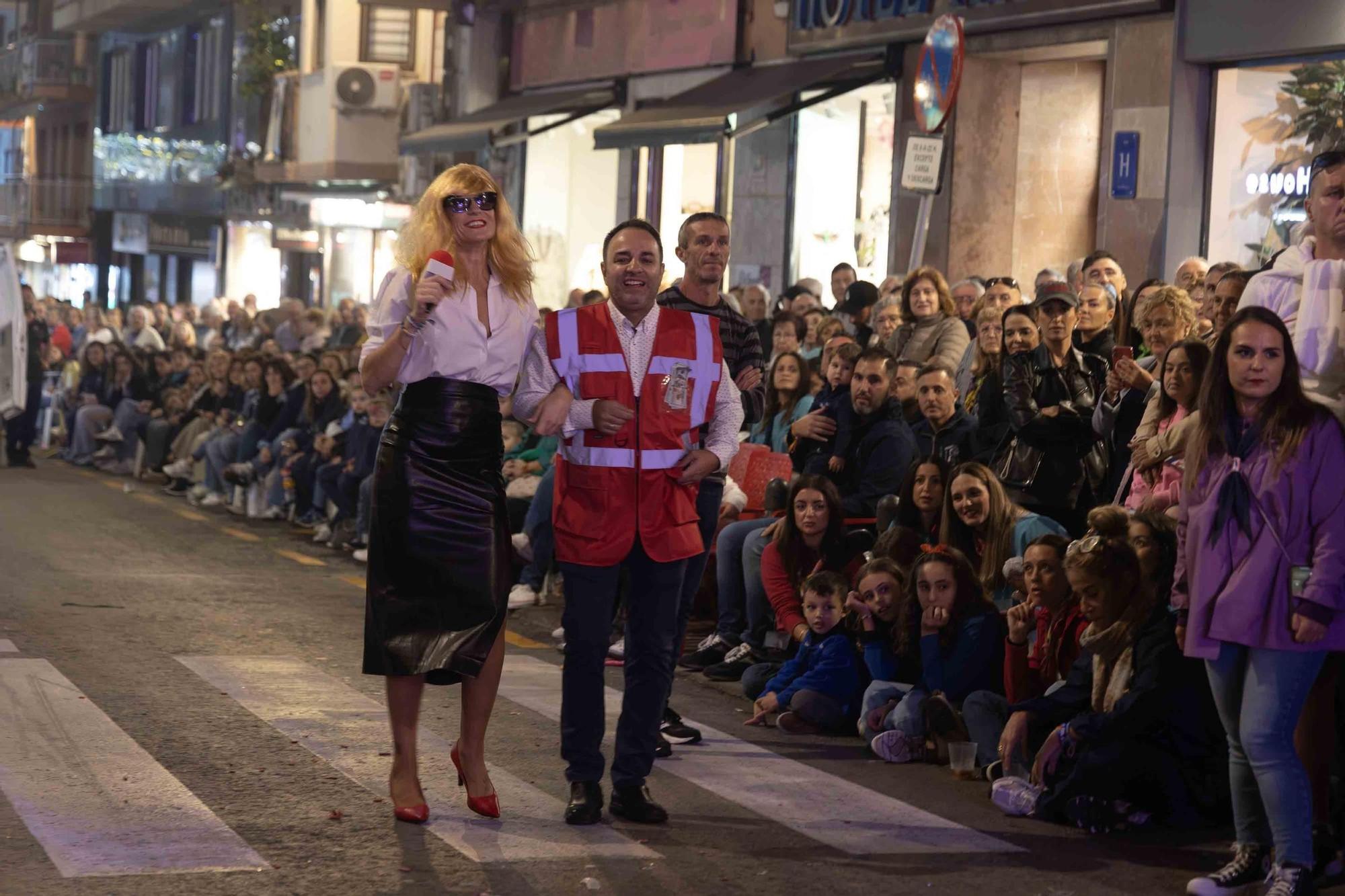 El popular Desfile del Humor de Benidorm llena las calles de carcajadas ...