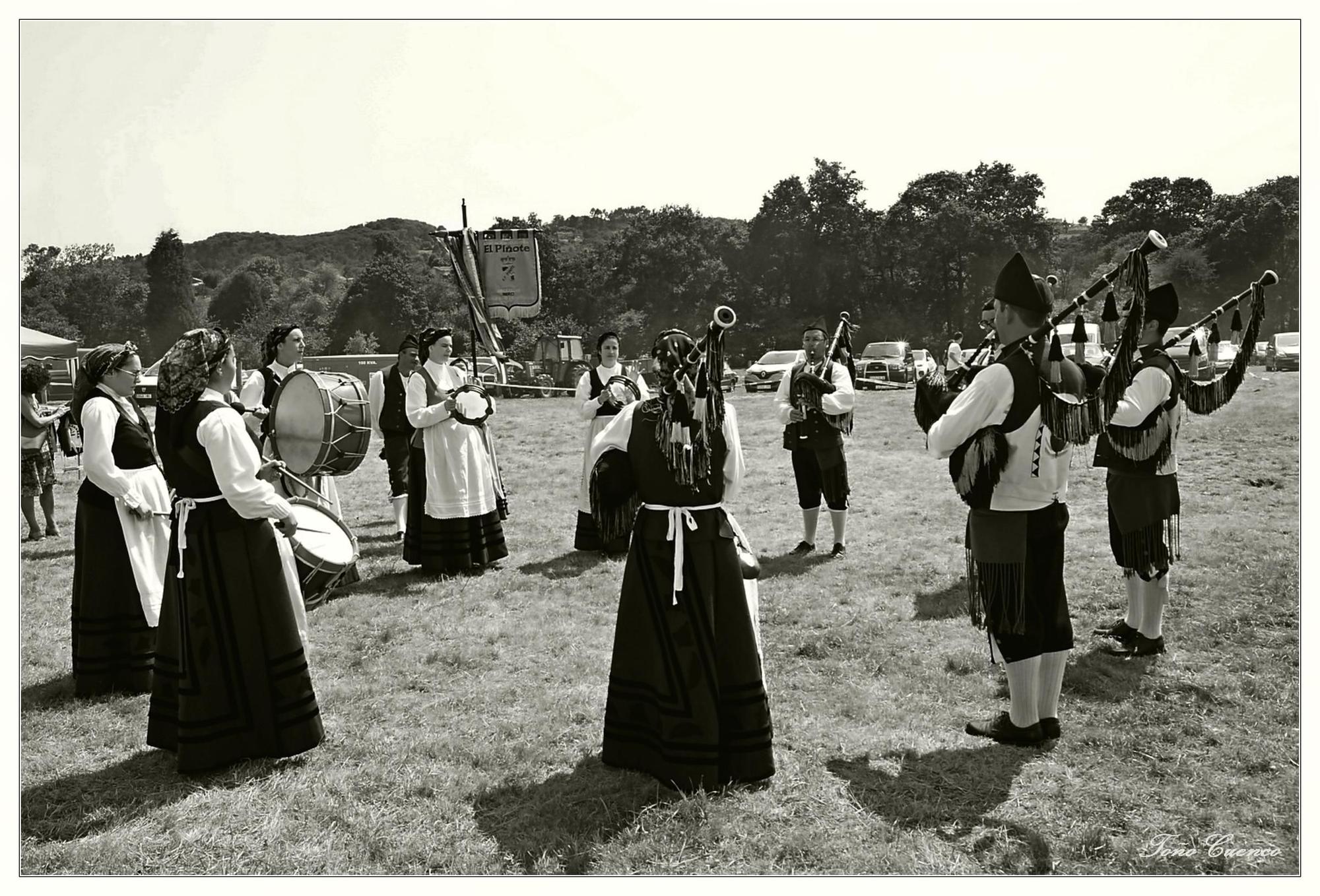 "El Piñote" de Argüelles, 45 años al son asturiano