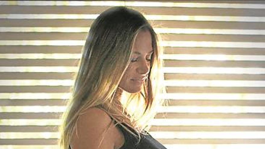 Martina Klein exhibe «panzota» por su cumpleaños