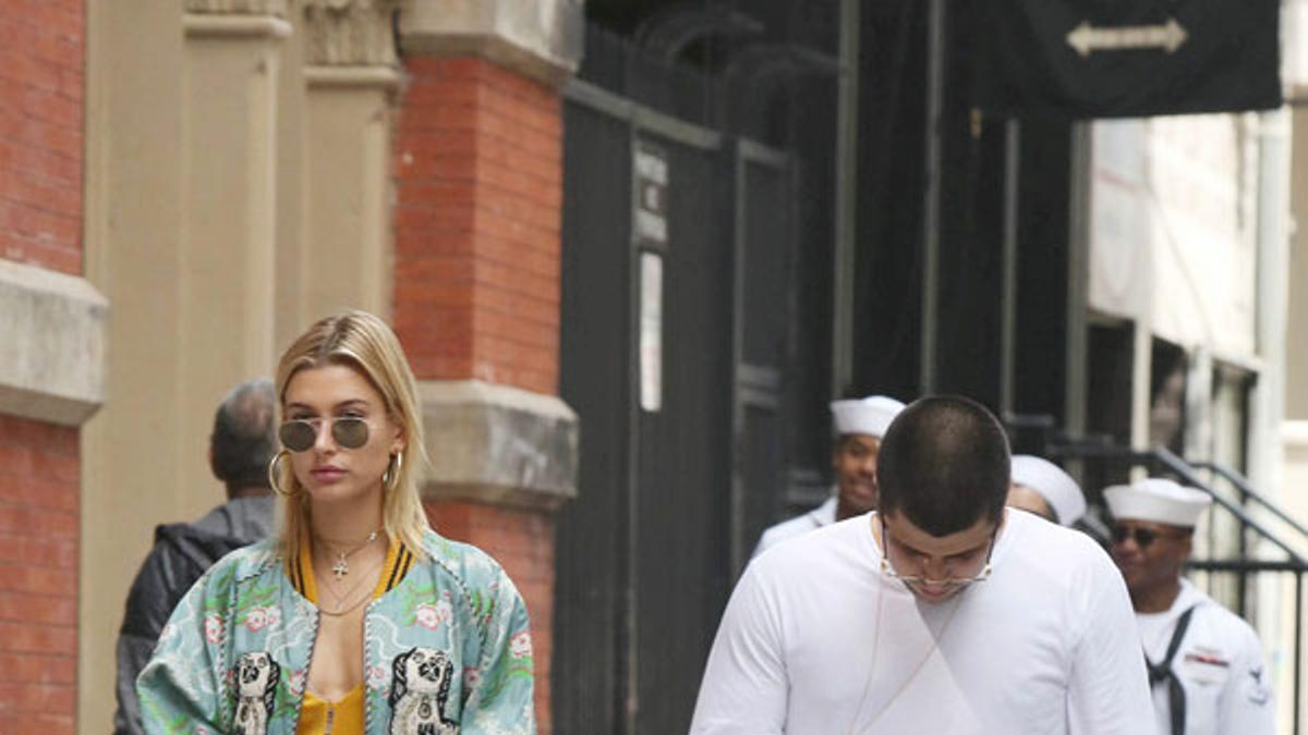 Hailey Baldwin y su bomber de chico de Gucci - Woman