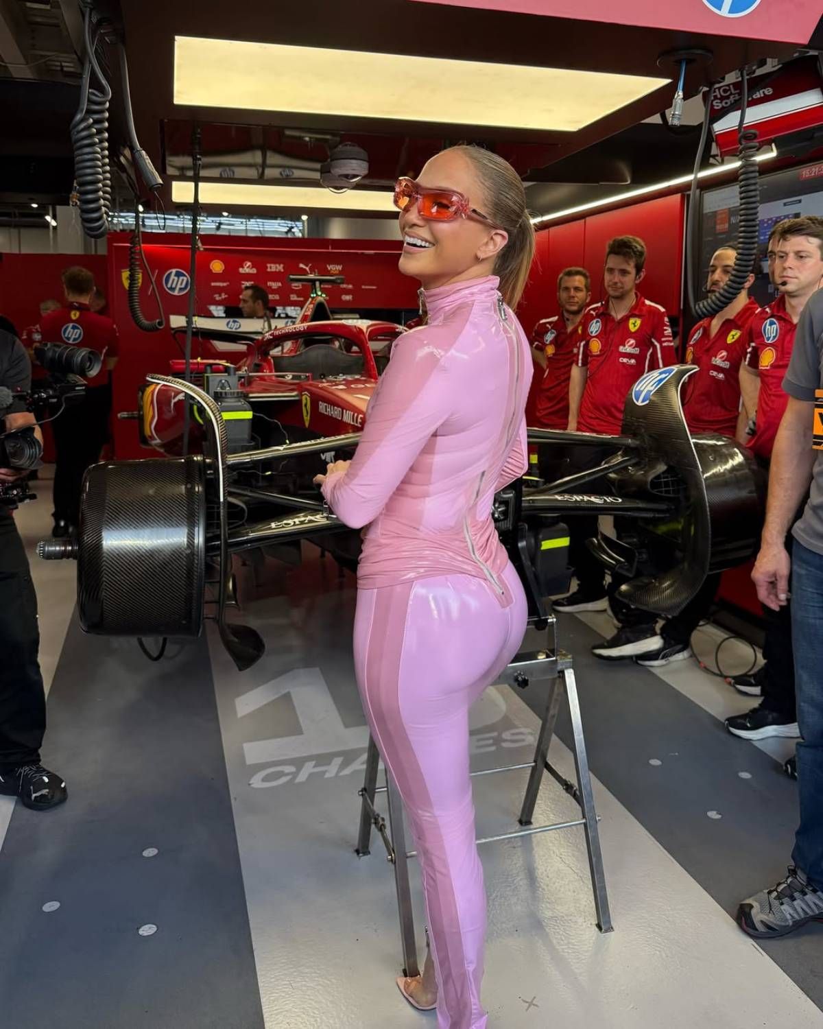 JENNIFER LOPEZ 'LOOK' FORMULA 1 | Jennifer Lopez aparece con un 'look ...