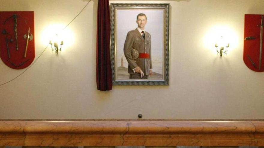 La Coruña cuelga el primer retrato oficial de Felipe VI