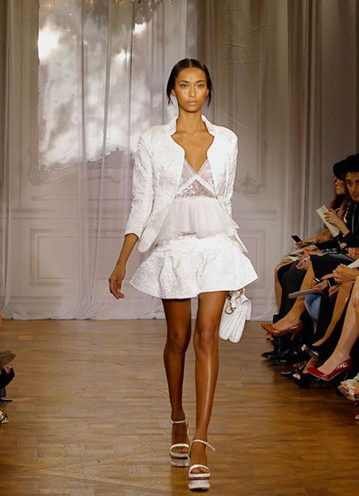 Aires retro en el desfile de Nina Ricci en París - Woman