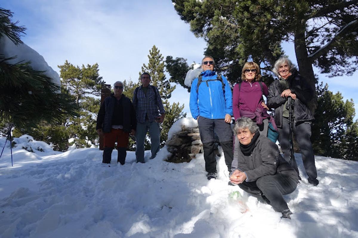 Un pessebre 'tancat per vacances' amb el caganer solitari al Puig Sobirà