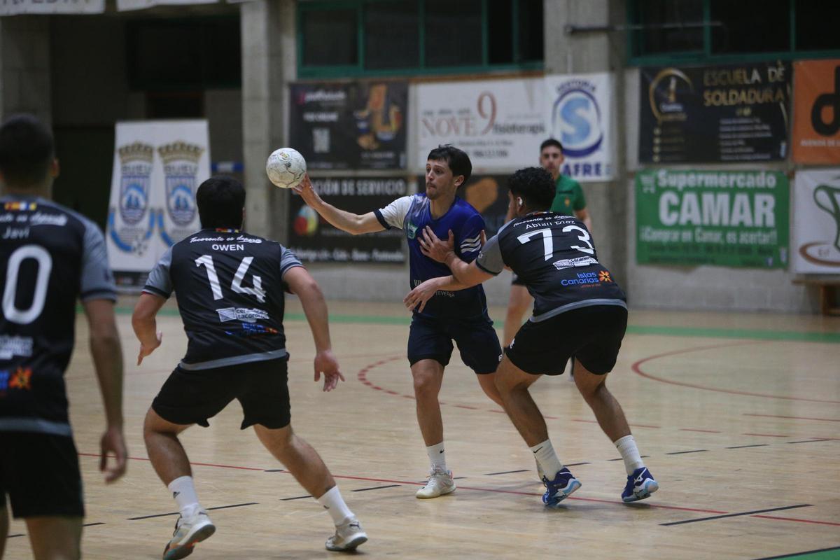 BALONMANO PRIMERA NACIONAL: El Bueu Atlético fija su meta en la tercera ...