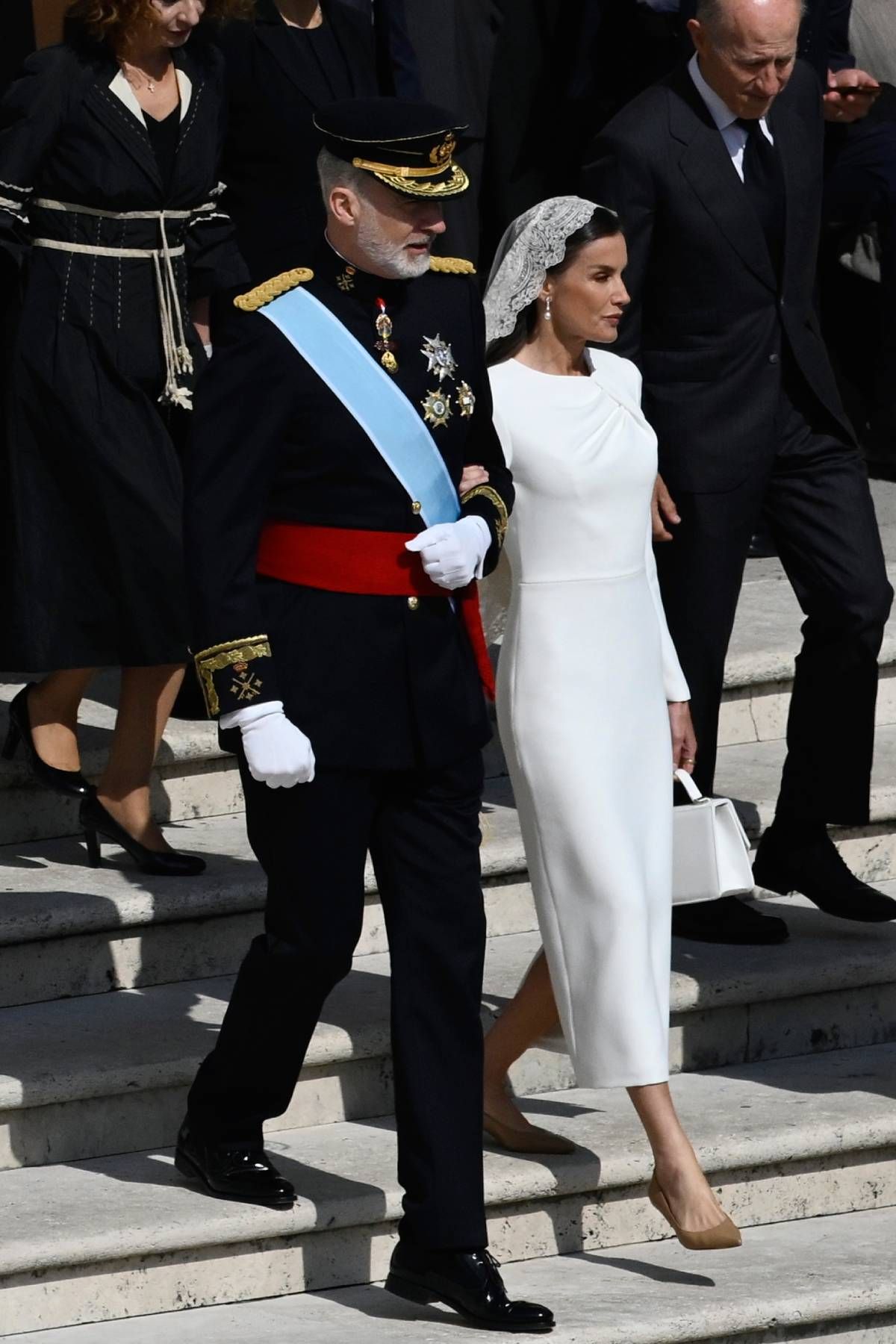 REINA LETIZIA REDONDO BRAND MISA PAPA | La reina Letizia utiliza el ...