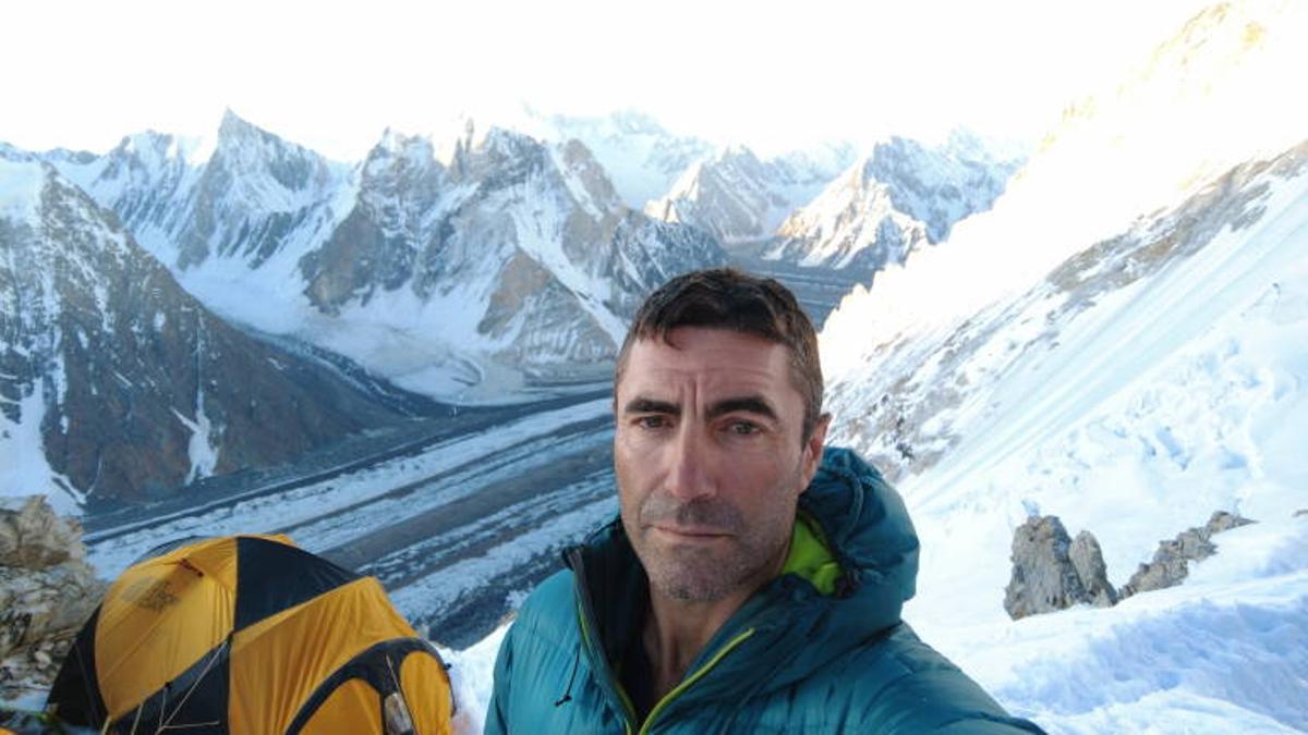 El alpinista Carlos Cardelle explica en Alicante su próximo reto