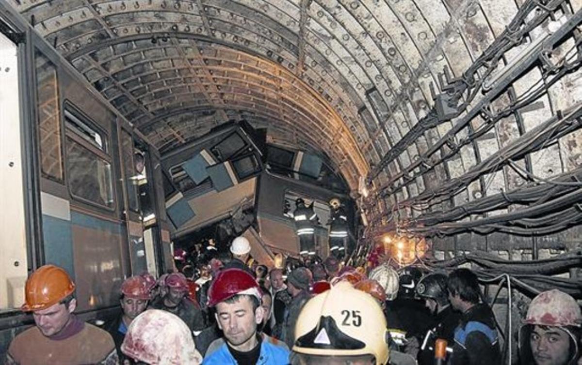 Mueren 21 personas en el peor accidente del metro de Moscú - El Periódico
