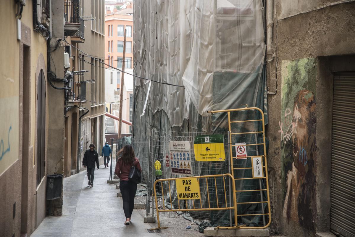 Afectacions per les obres d’enderroc on anirà el futur edifici de la ...