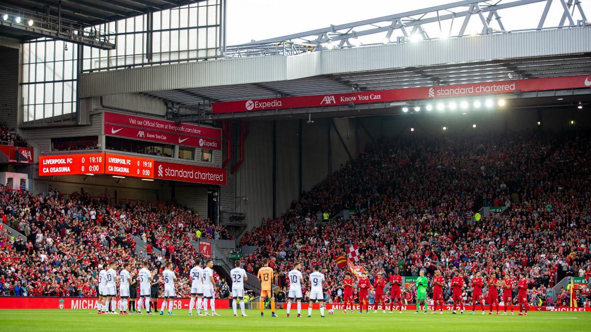Anfield rinde tributo a Robinson con goles