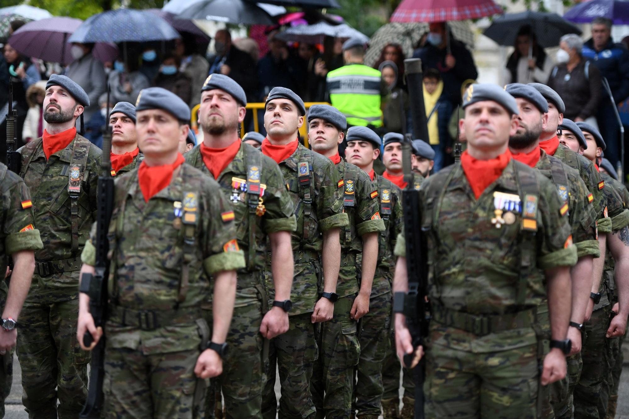 Desfile del Regimiento Isabel la Católica de la Brilat por Pontevedra