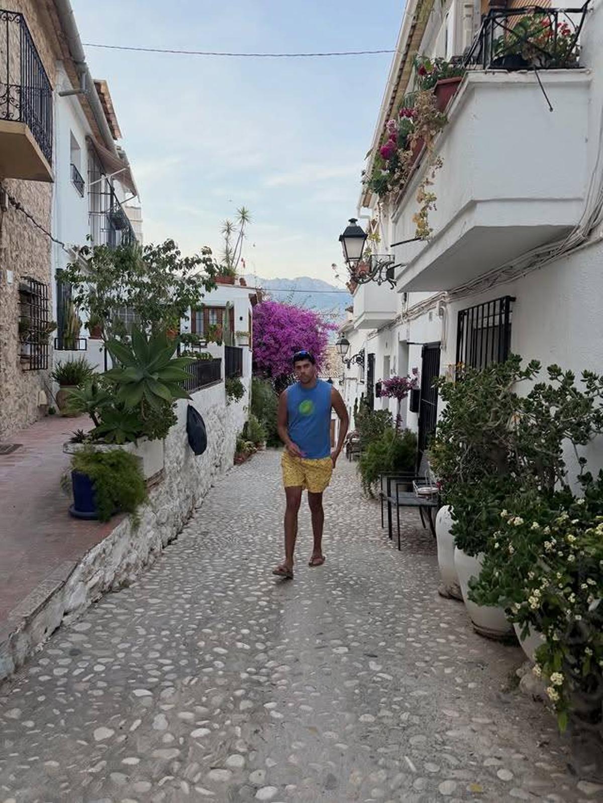 El precioso pueblo costero de Alicante donde el hermano de Bad Bunny ha ...