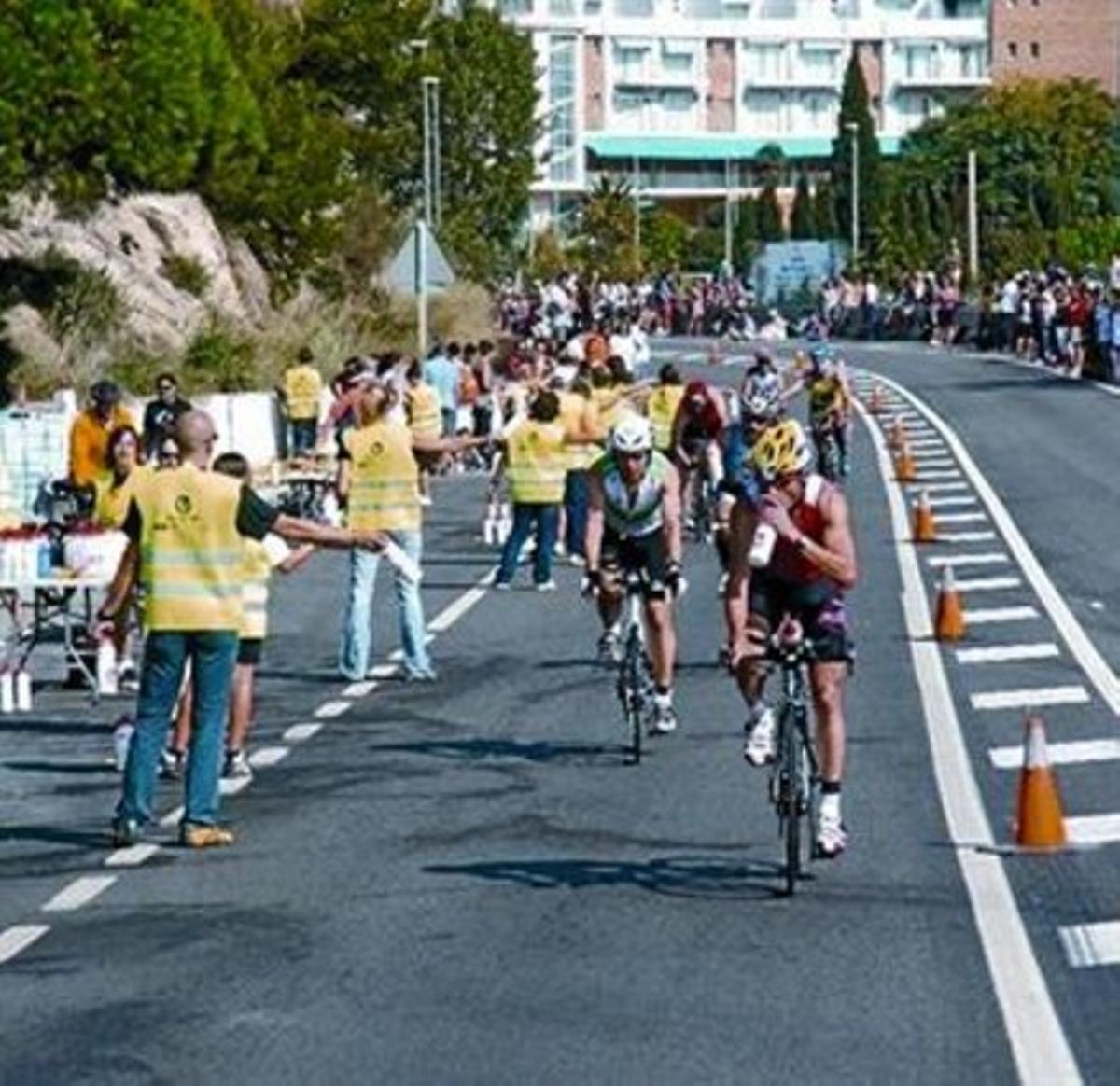 El danés Johnsen domina el triatlón del Maresme