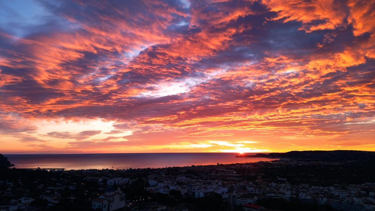 Candilazo: La secuencia de un amanecer rojo en Xàbia