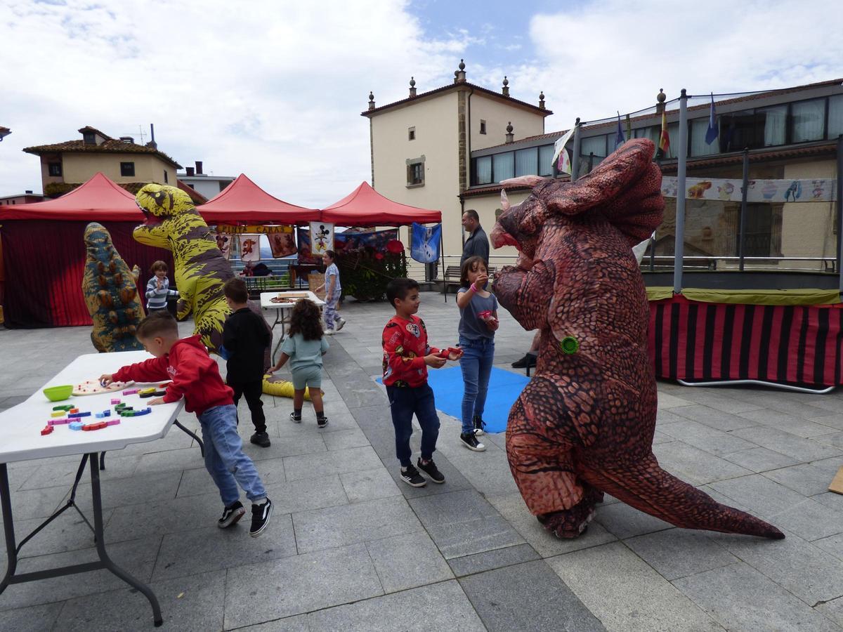 Tineo reúne a 400 vecinos en su comida en la calle